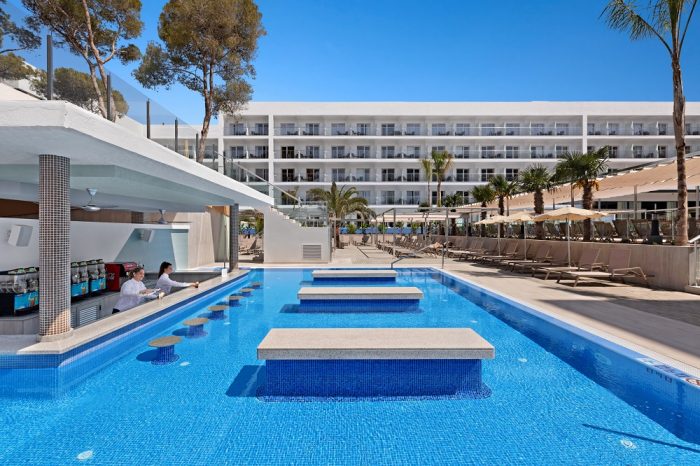 swim-up-bar-riu-playa-park - RIU.com | Blog
