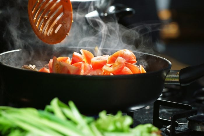 Prepare tuna and tomato with RIU| Blog RIU.com